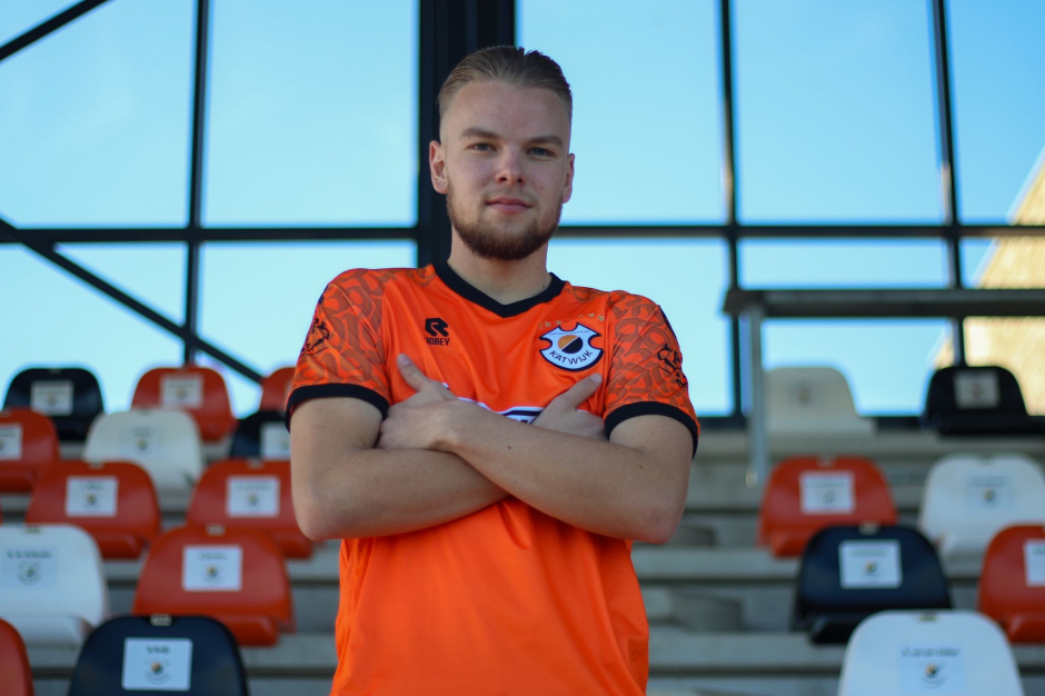 Remsey van der Linden tekent contract bij 1e selectie · VV Katwijk